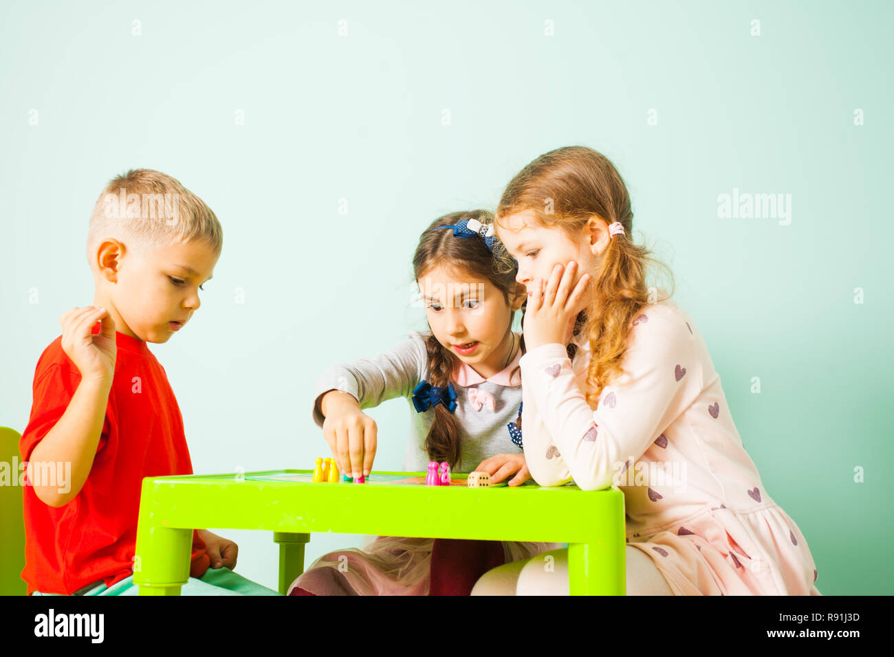 Kids playing board games hi-res stock photography and images - Alamy