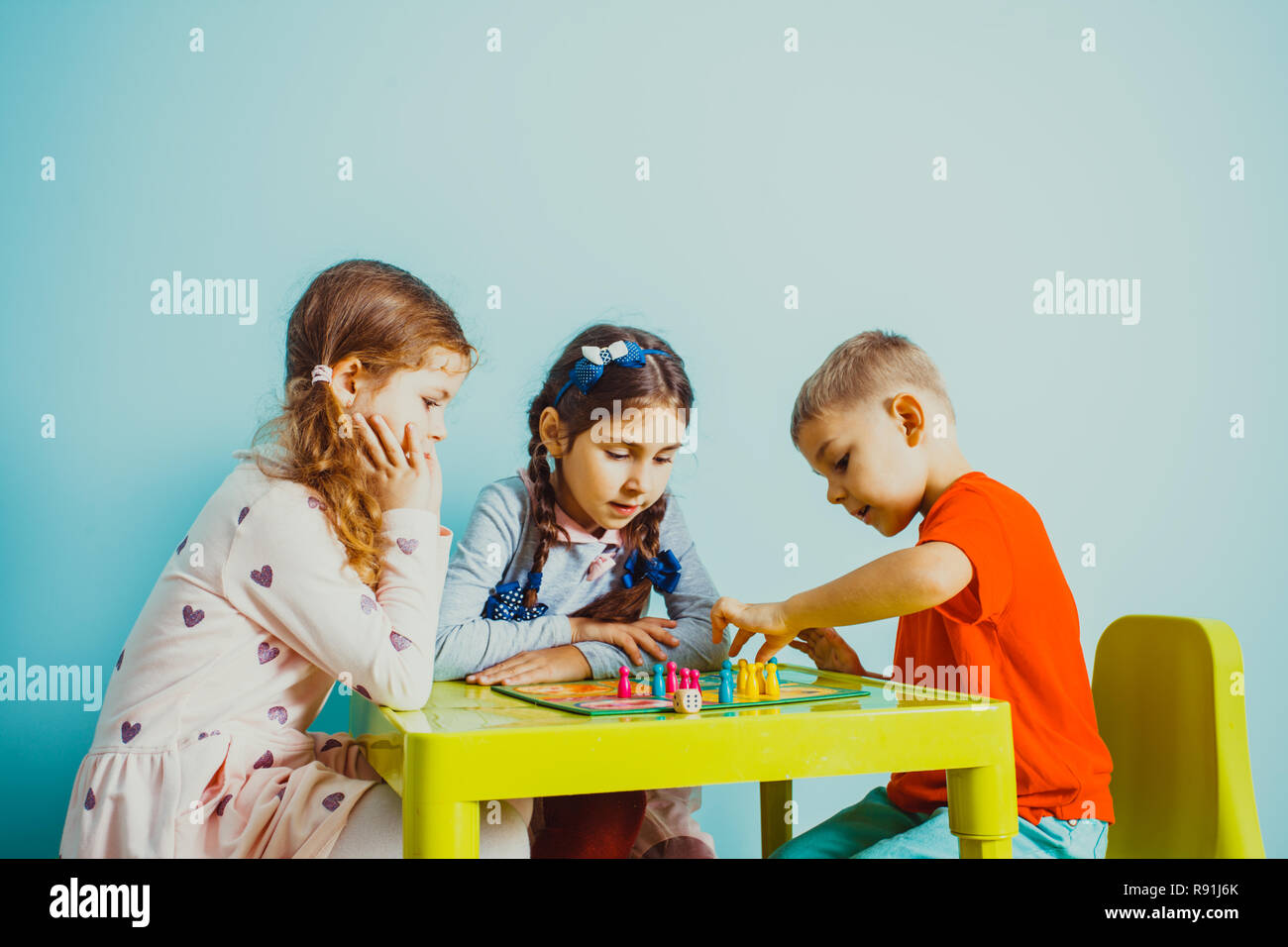 Family kids sitting around table hi-res stock photography and images ...