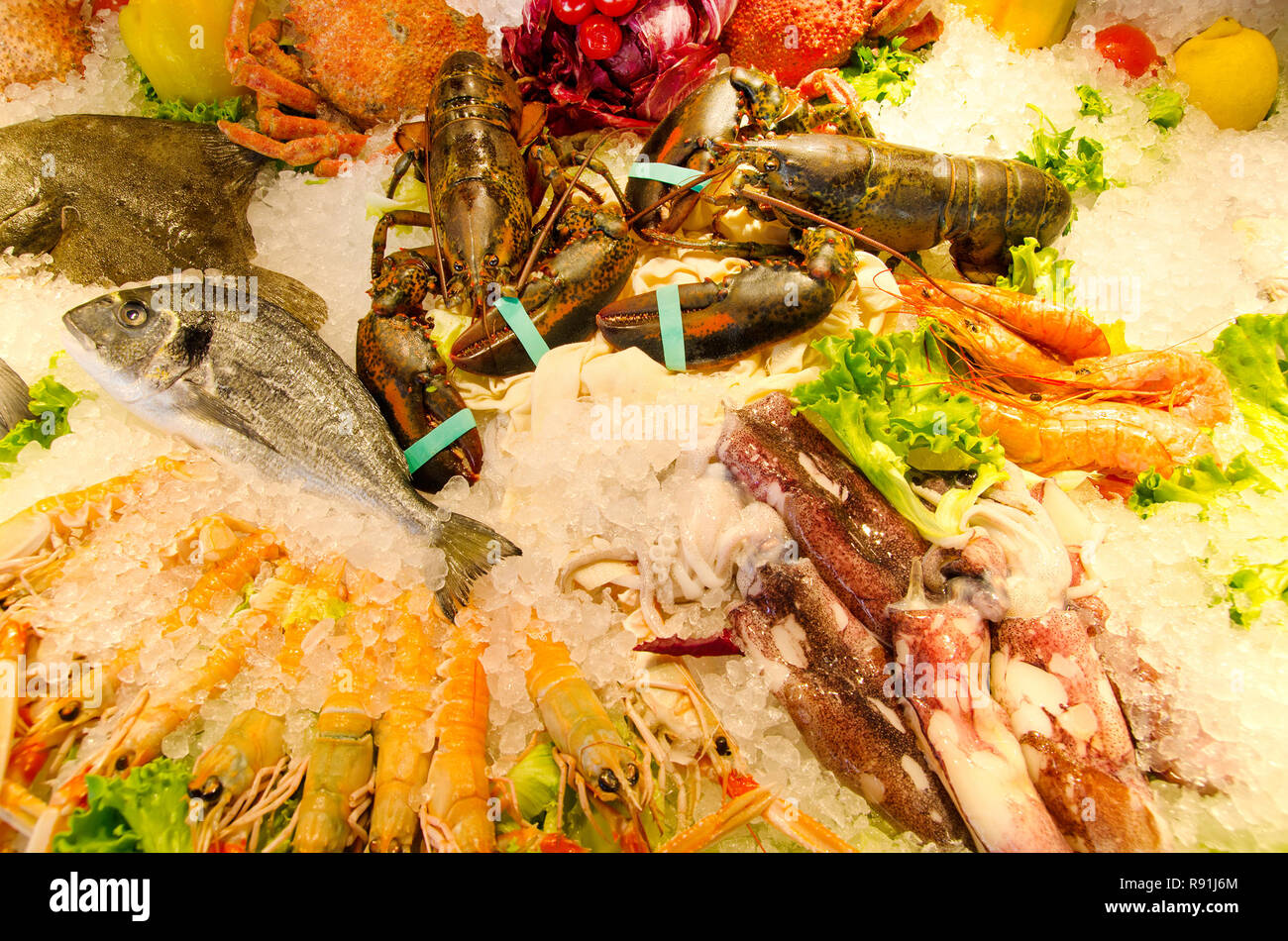 Seafood on ice hi-res stock photography and images - Alamy
