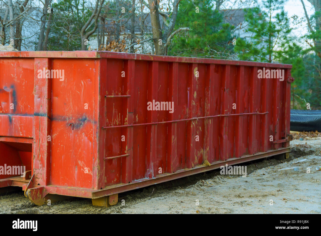 Overflow dumpster hi-res stock photography and images - Alamy