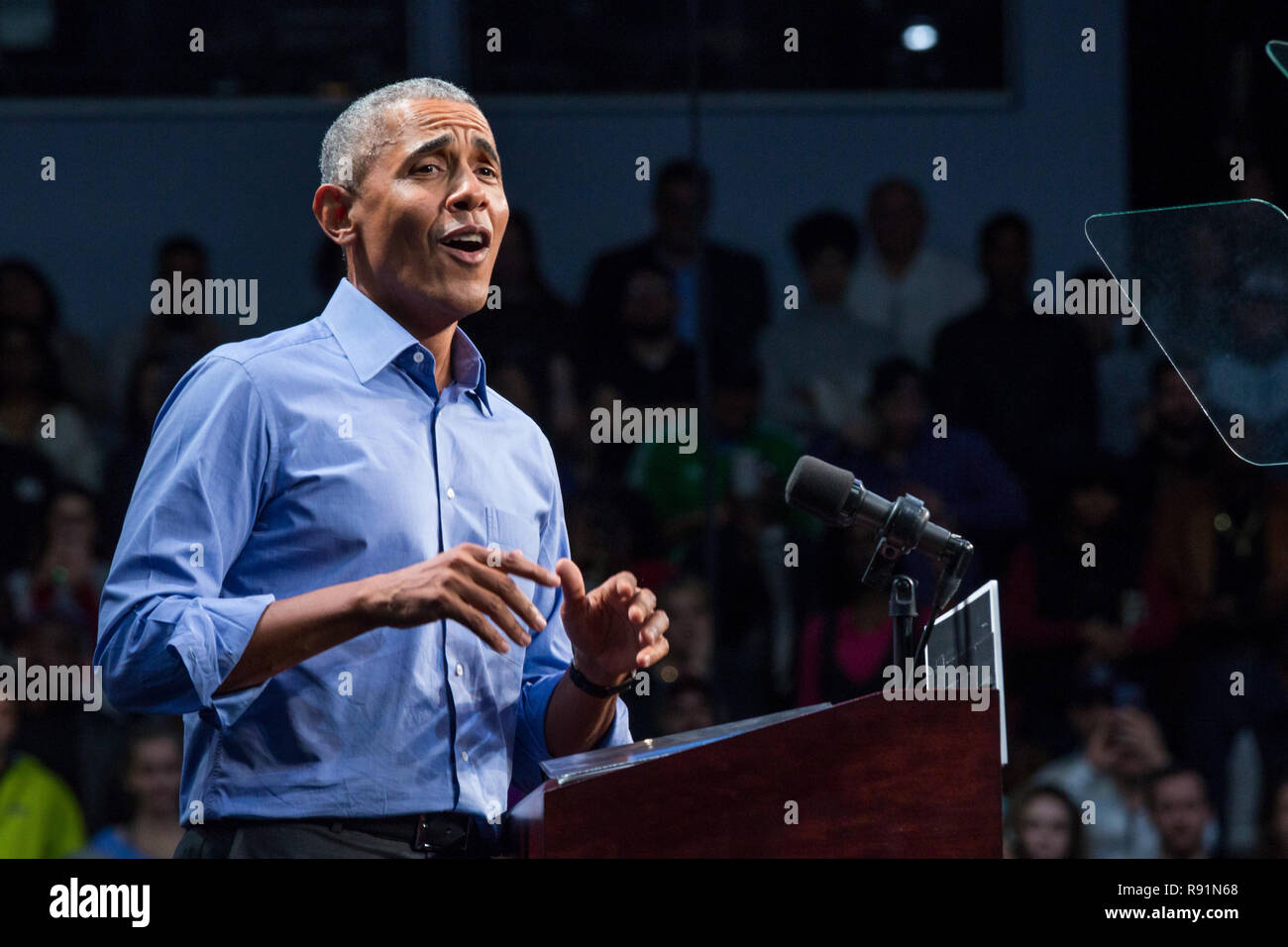 Shirtsleeves hi-res stock photography and images - Alamy