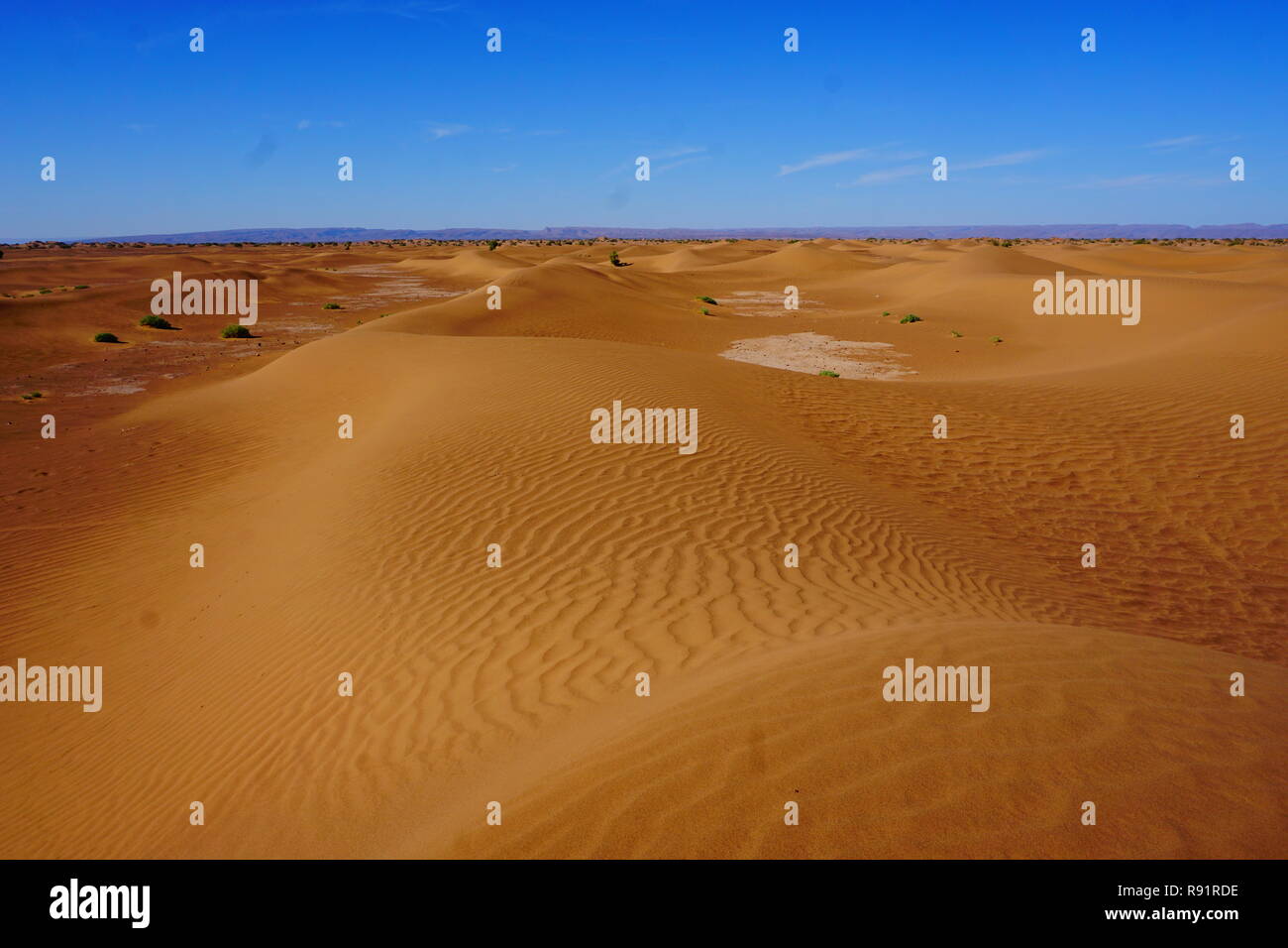 Barchan dunes sahara hi-res stock photography and images - Alamy