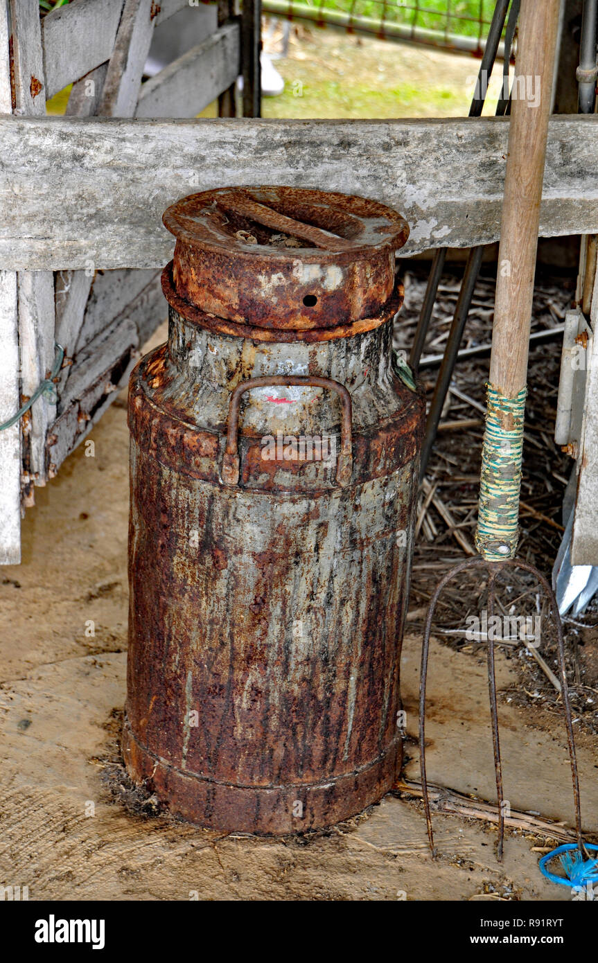 RUSTIC AND VINTAGE OLD CREAM CANS Stock Photo - Alamy