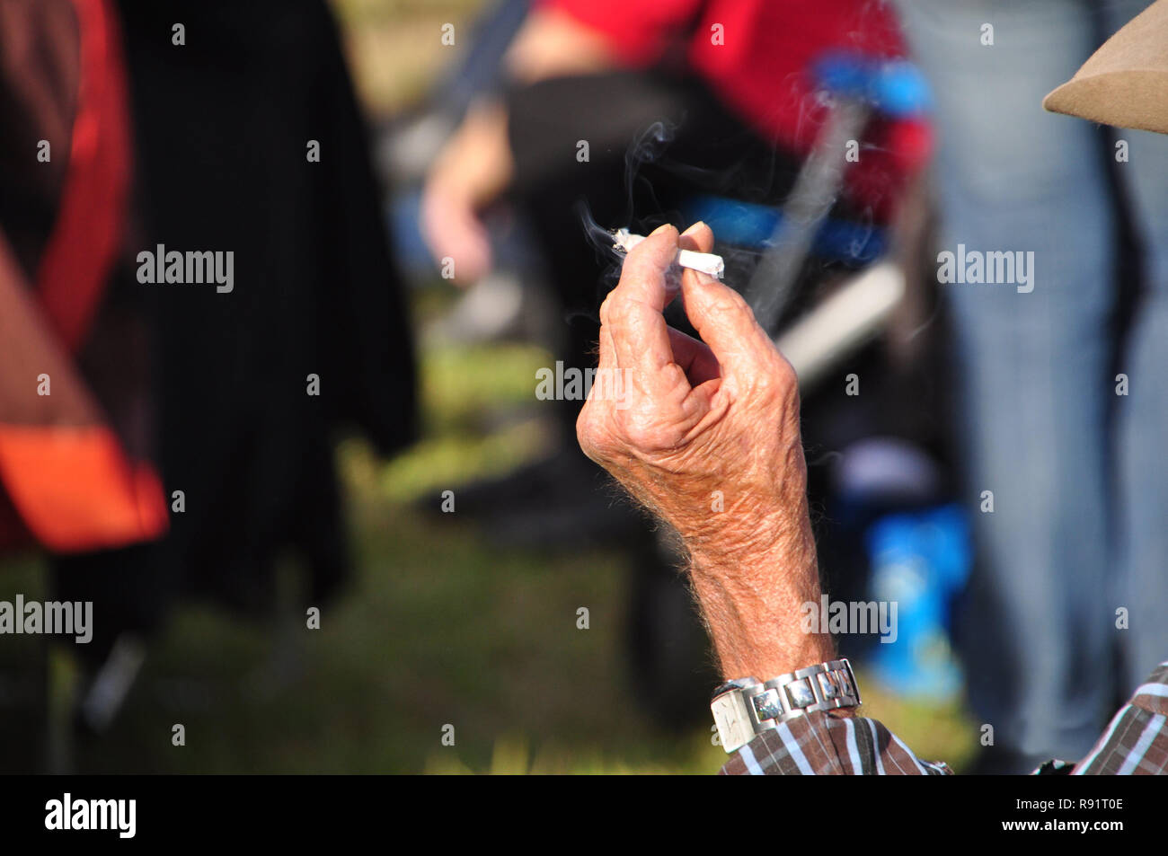Old hands holding a rollie cigarette hi-res stock photography and ...