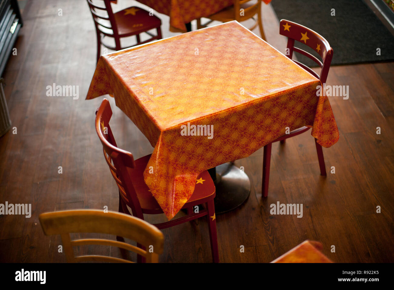 Empty table and chairs at a restaurant Stock Photo - Alamy