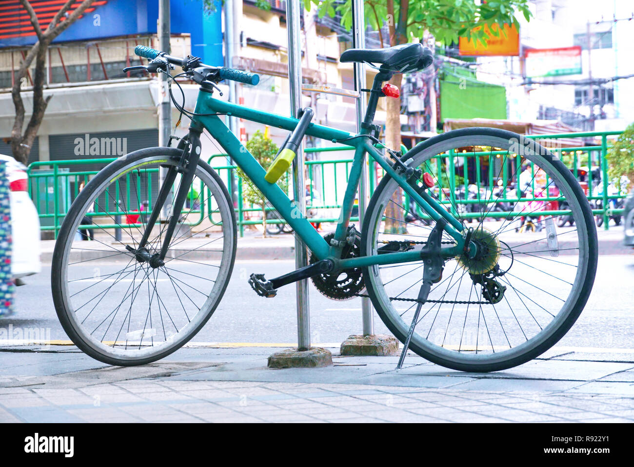 Red park ride bus hi-res stock photography and images - Alamy