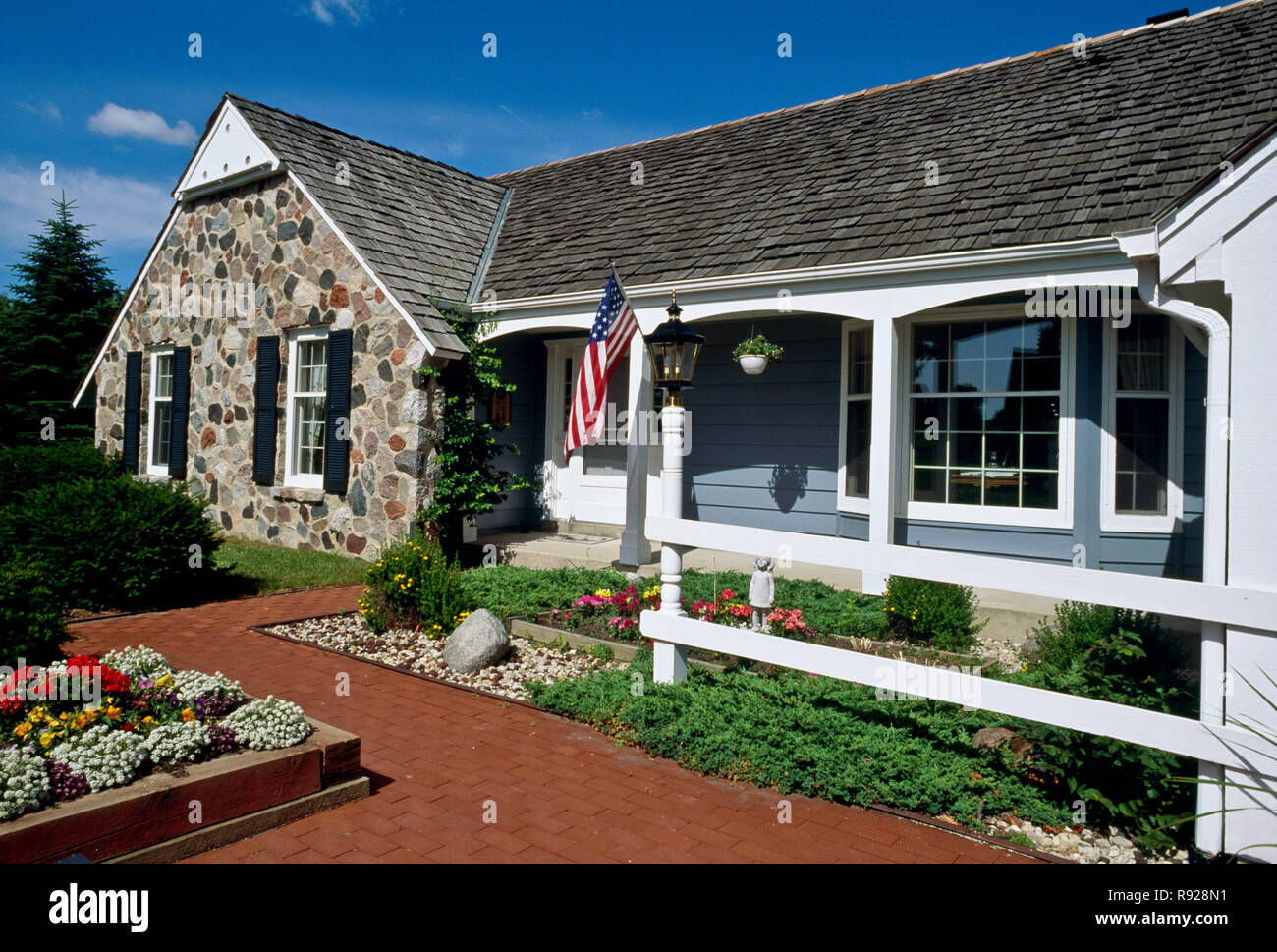 Front porch middle class brick hi-res stock photography and images - Alamy