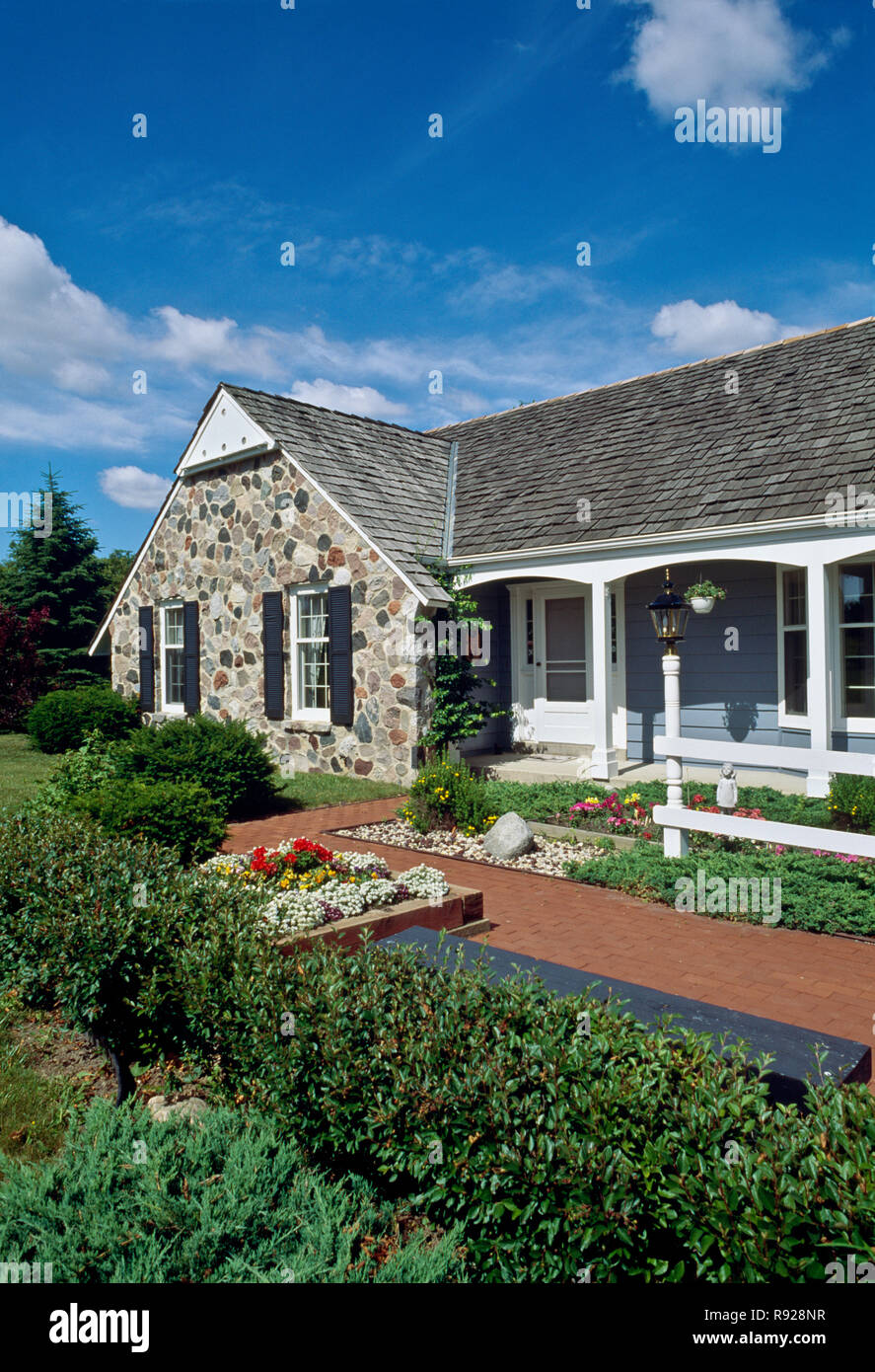 Front porch middle class brick hi-res stock photography and images - Alamy