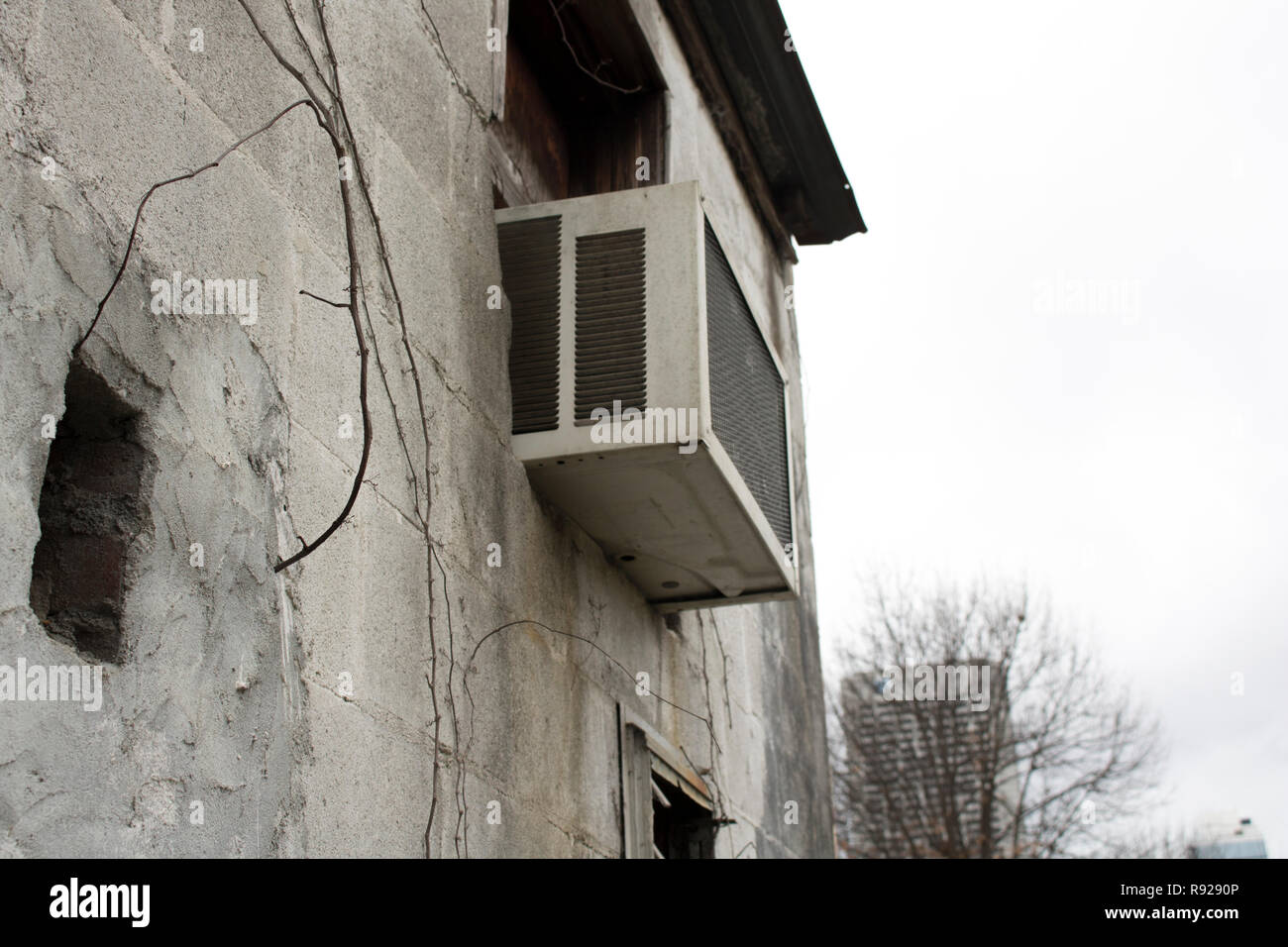 Old ac unit hi-res stock photography and images - Alamy