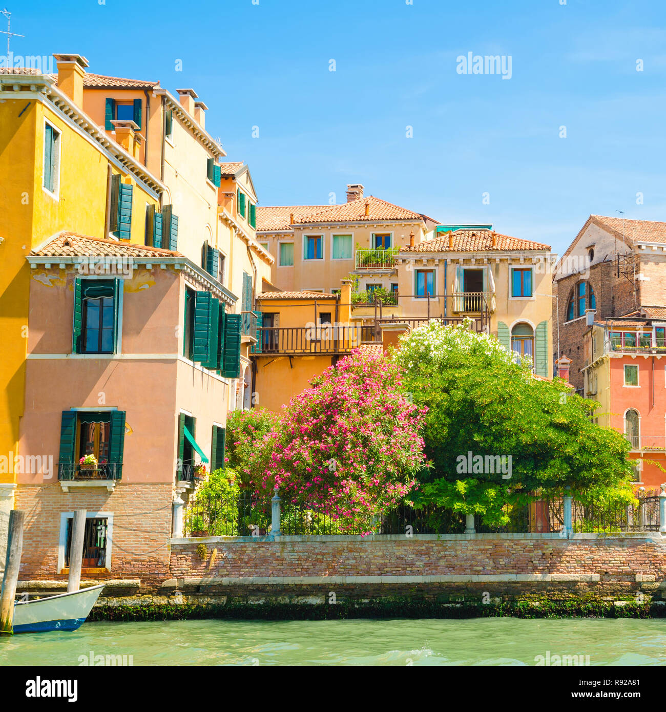 Gondola and colorful houses hi-res stock photography and images - Alamy
