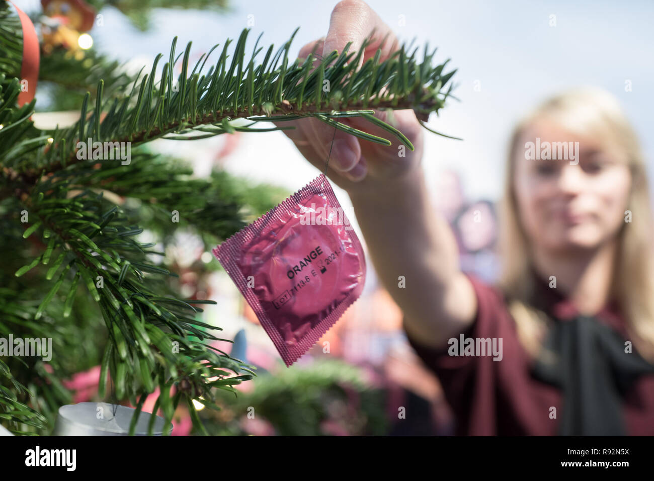 19 December 2018, Berlin: Anne decorates a Christmas tree in the ...