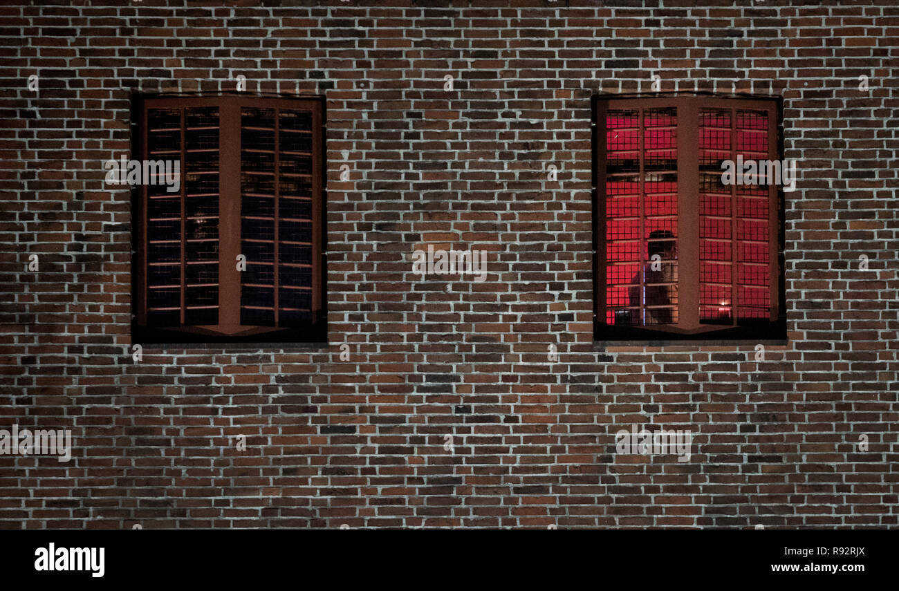 Hamburg, Germany. 17th Dec, 2018. A candle burns behind the barred cell ...
