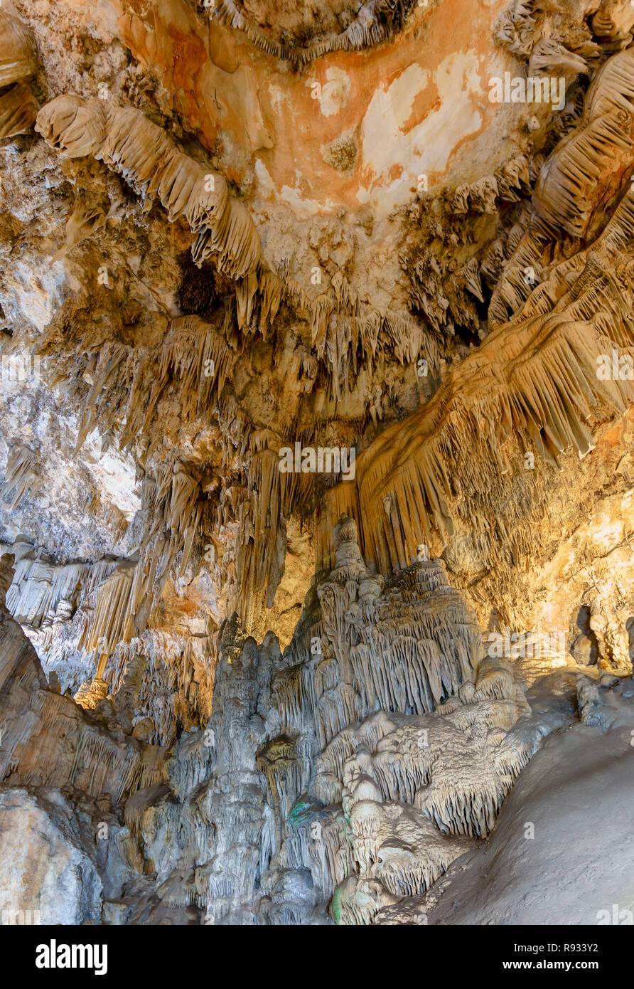 Cave stalactites stalagmites pillar hi-res stock photography and images ...