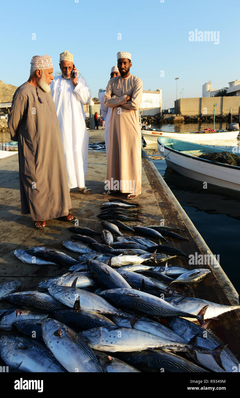 Fresh fish arriving to the Mutrah fish market in Oman Stock Photo - Alamy