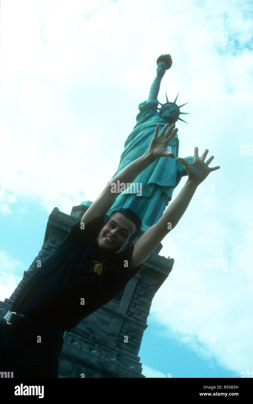 Circus circus acrobat statue hi-res stock photography and images - Alamy