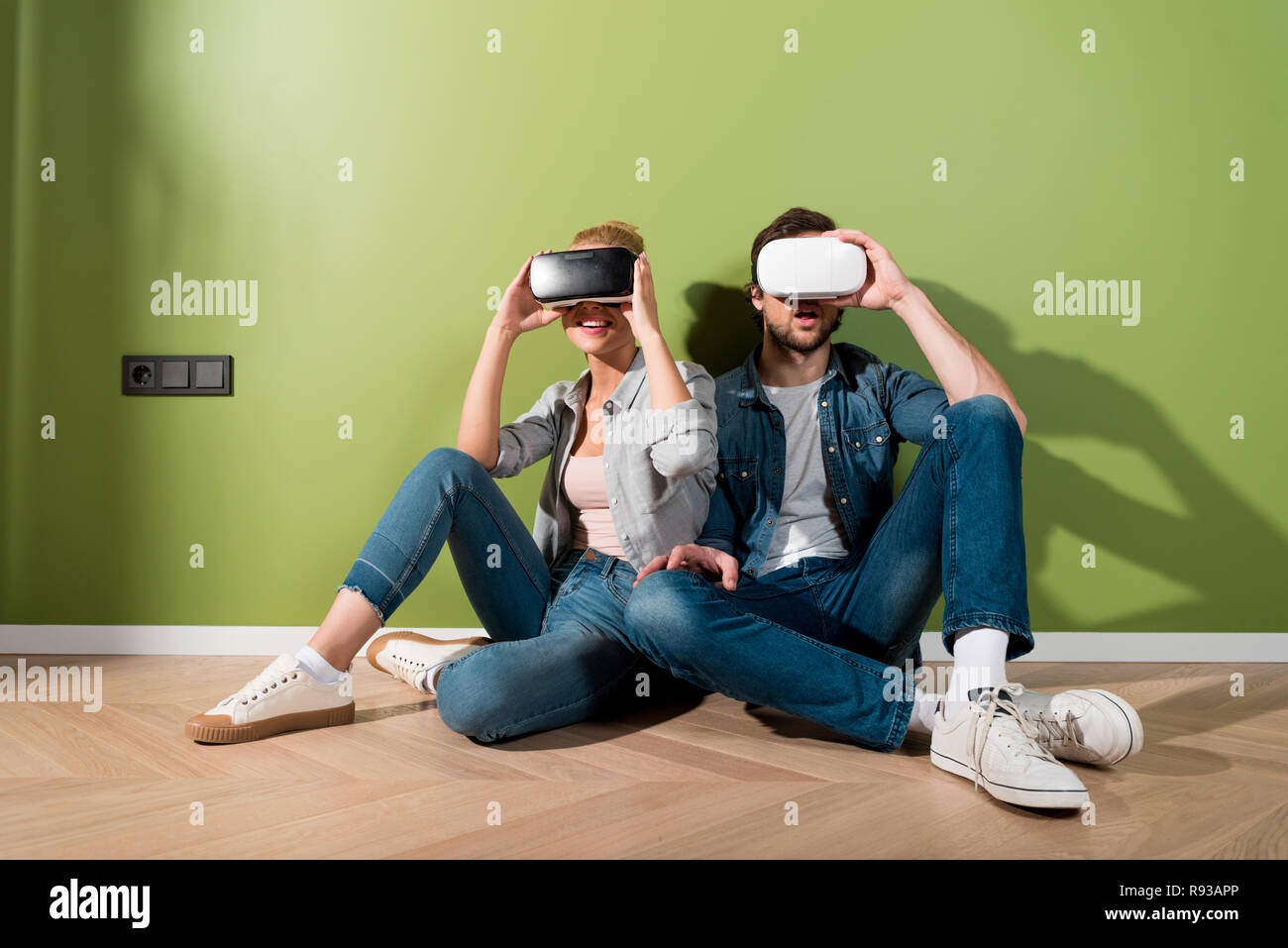 Female vr headset green wall hi-res stock photography and images - Alamy
