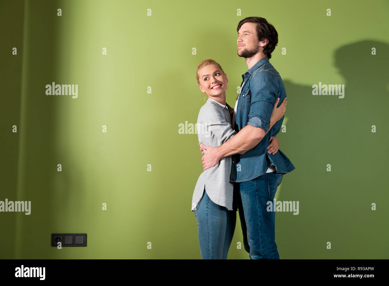 Couple hug shadows hi-res stock photography and images - Alamy
