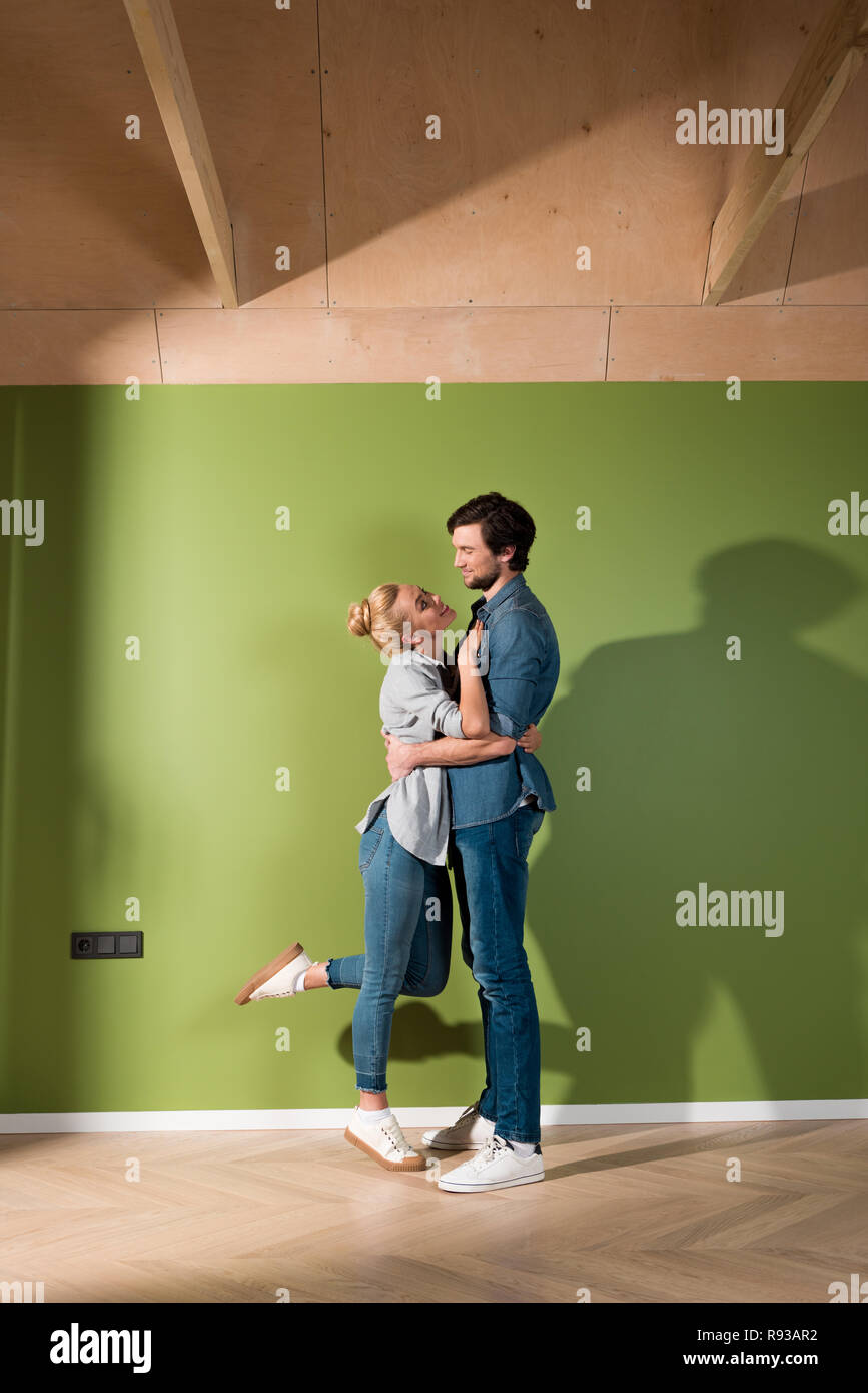 Couple hug shadows hi-res stock photography and images - Alamy