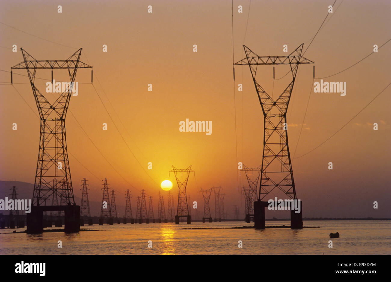 India electric transmission lines hi-res stock photography and images ...