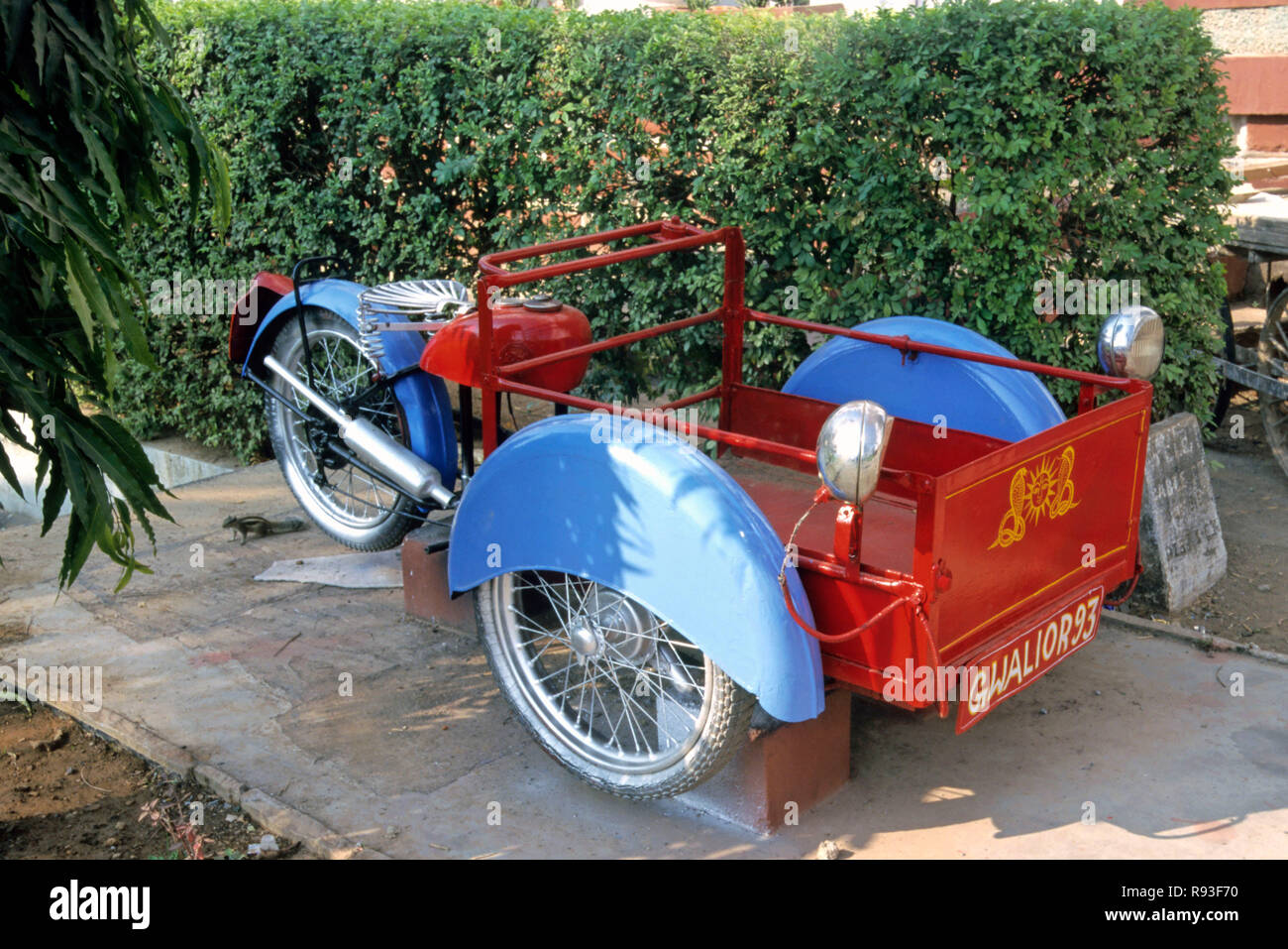 Old fashioned vehicles hi-res stock photography and images - Alamy