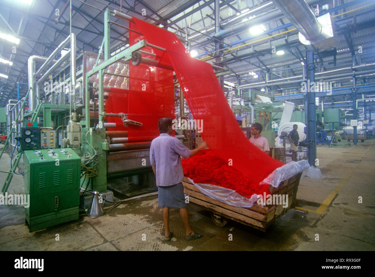India mills worker hi-res stock photography and images - Alamy