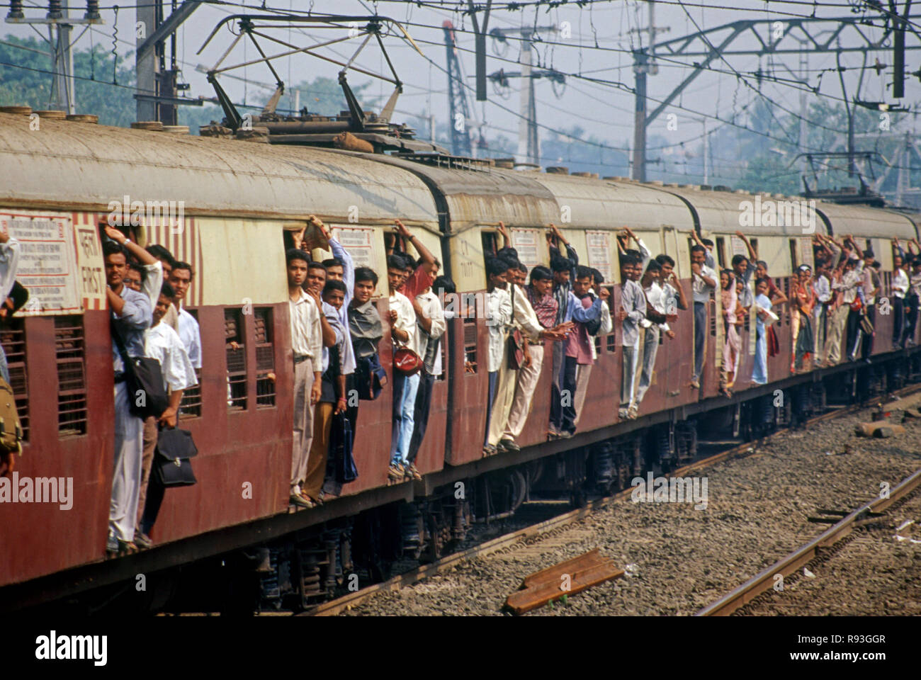 Crowd of people in mumbai trains hi-res stock photography and images ...