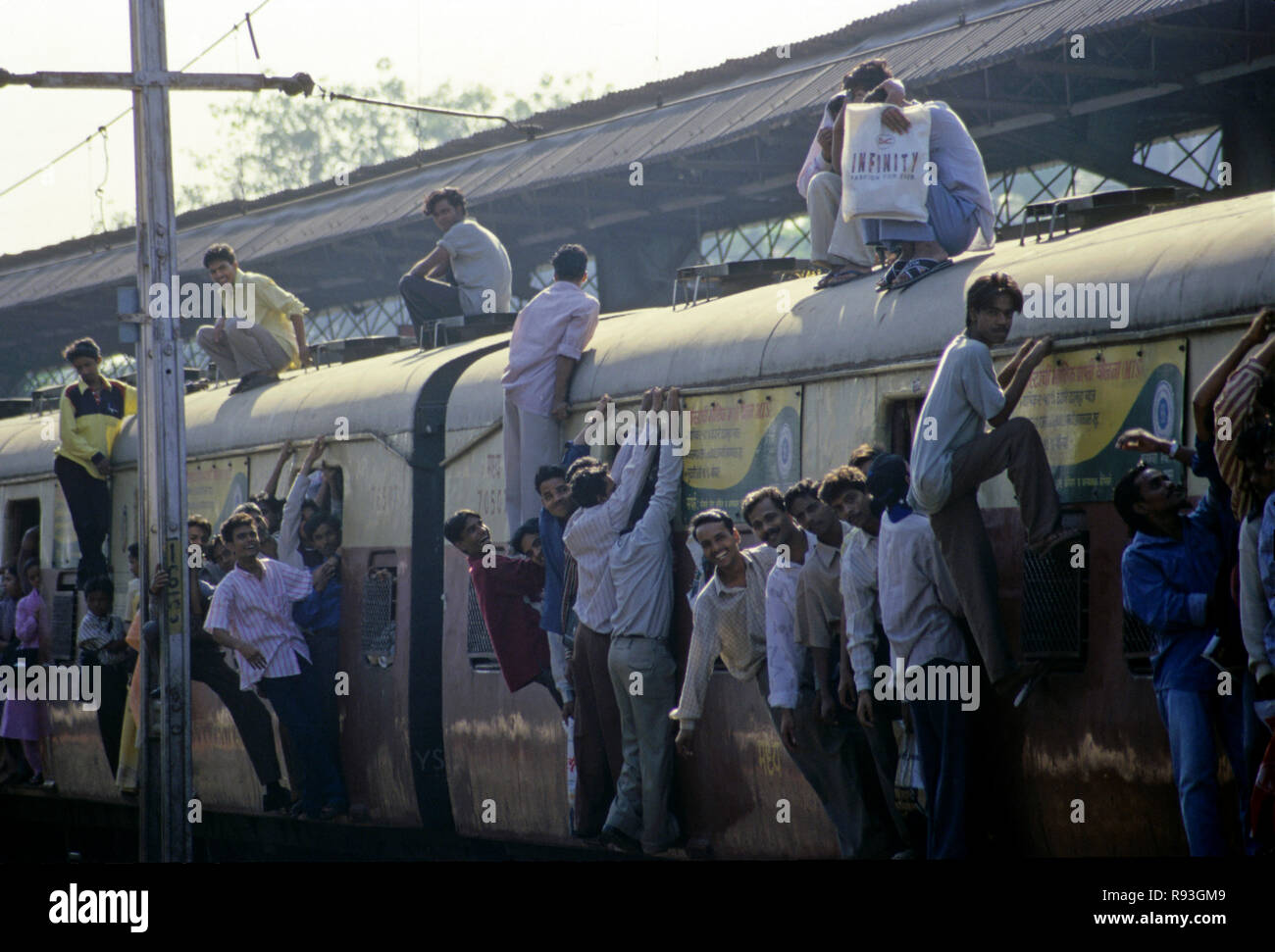 People traveling in suburban Local Trains Railways, bombay mumbai ...