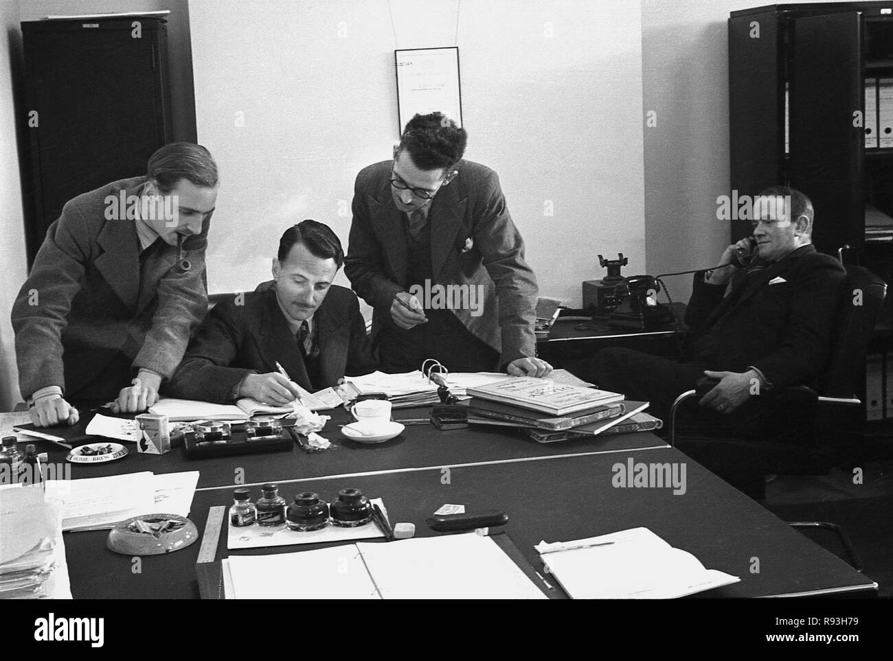 Documents office desk Black and White Stock Photos & Images - Alamy