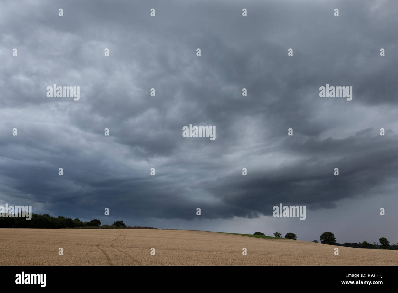 An approaching storm with threatening rain clouds Stock Photo - Alamy
