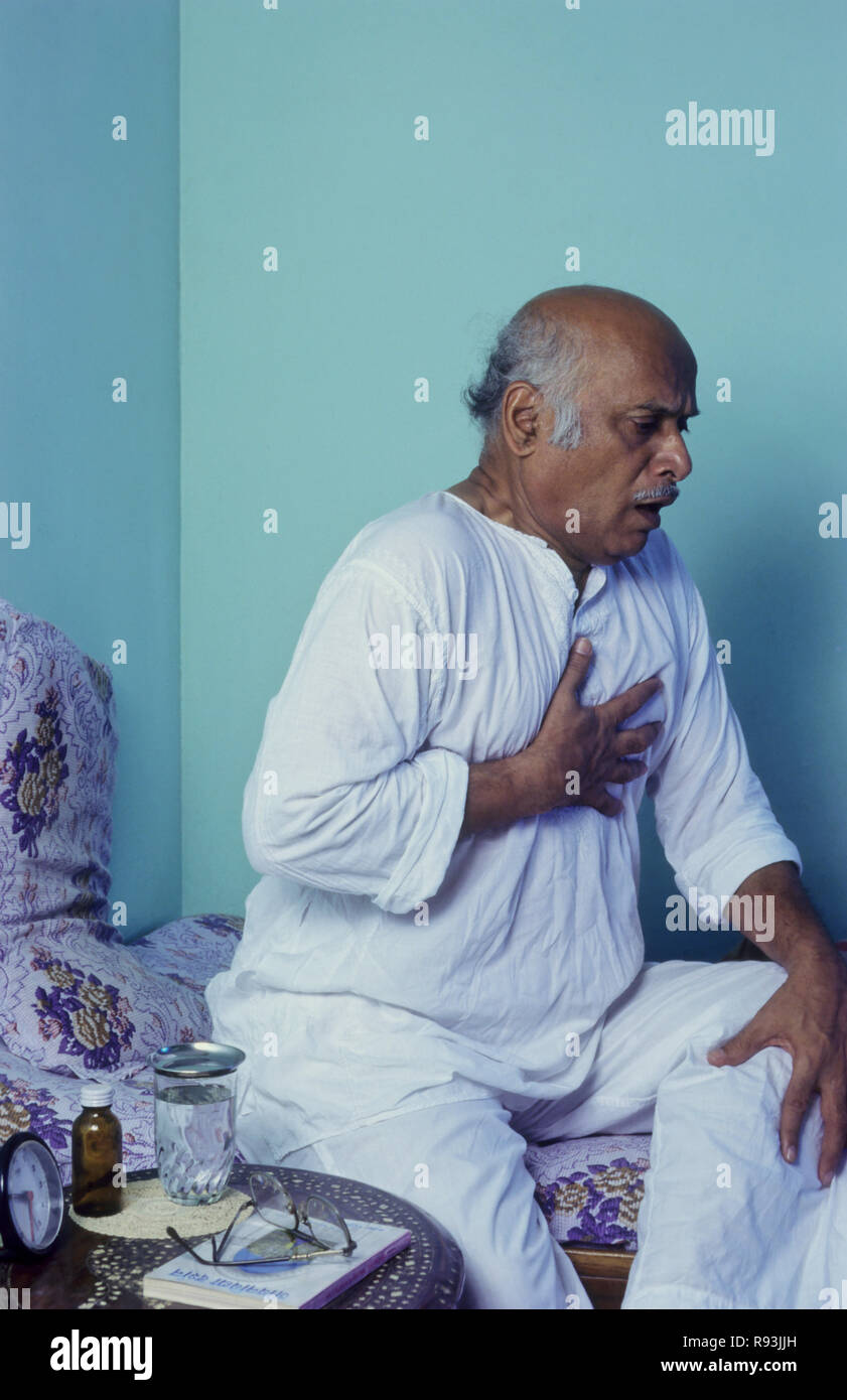 Old man heart attack hi-res stock photography and images - Alamy