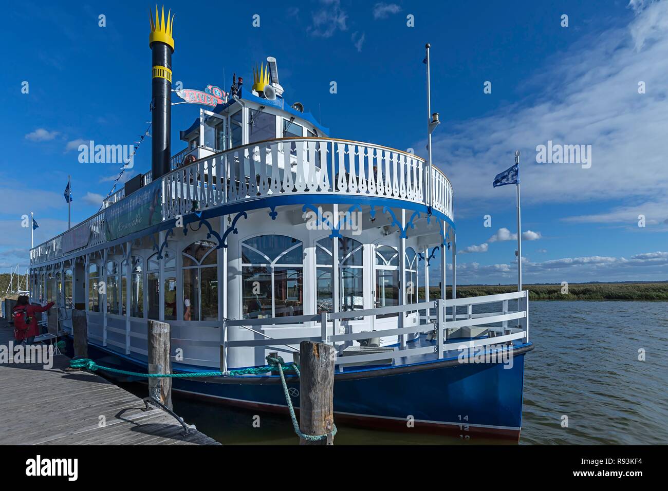 Paddle wheel ship hi-res stock photography and images - Alamy