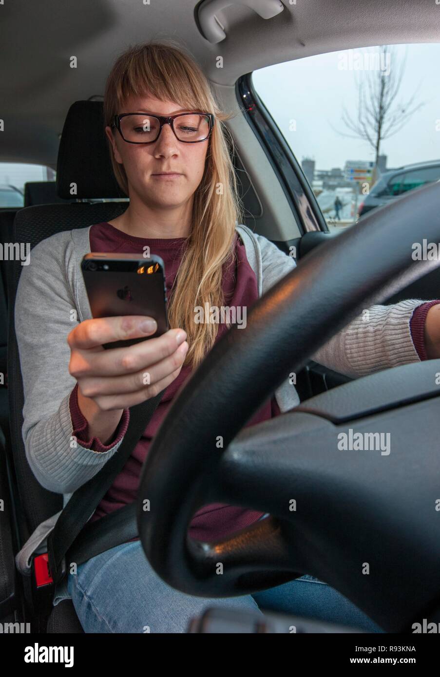 Drive driver driving texting hi-res stock photography and images - Alamy