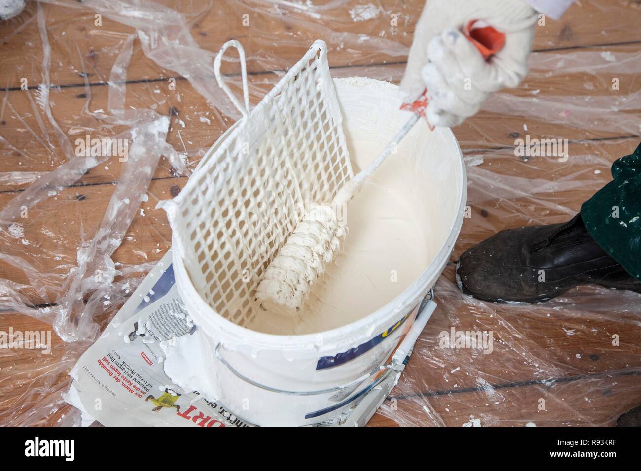 Paint in a bucket hi-res stock photography and images - Alamy