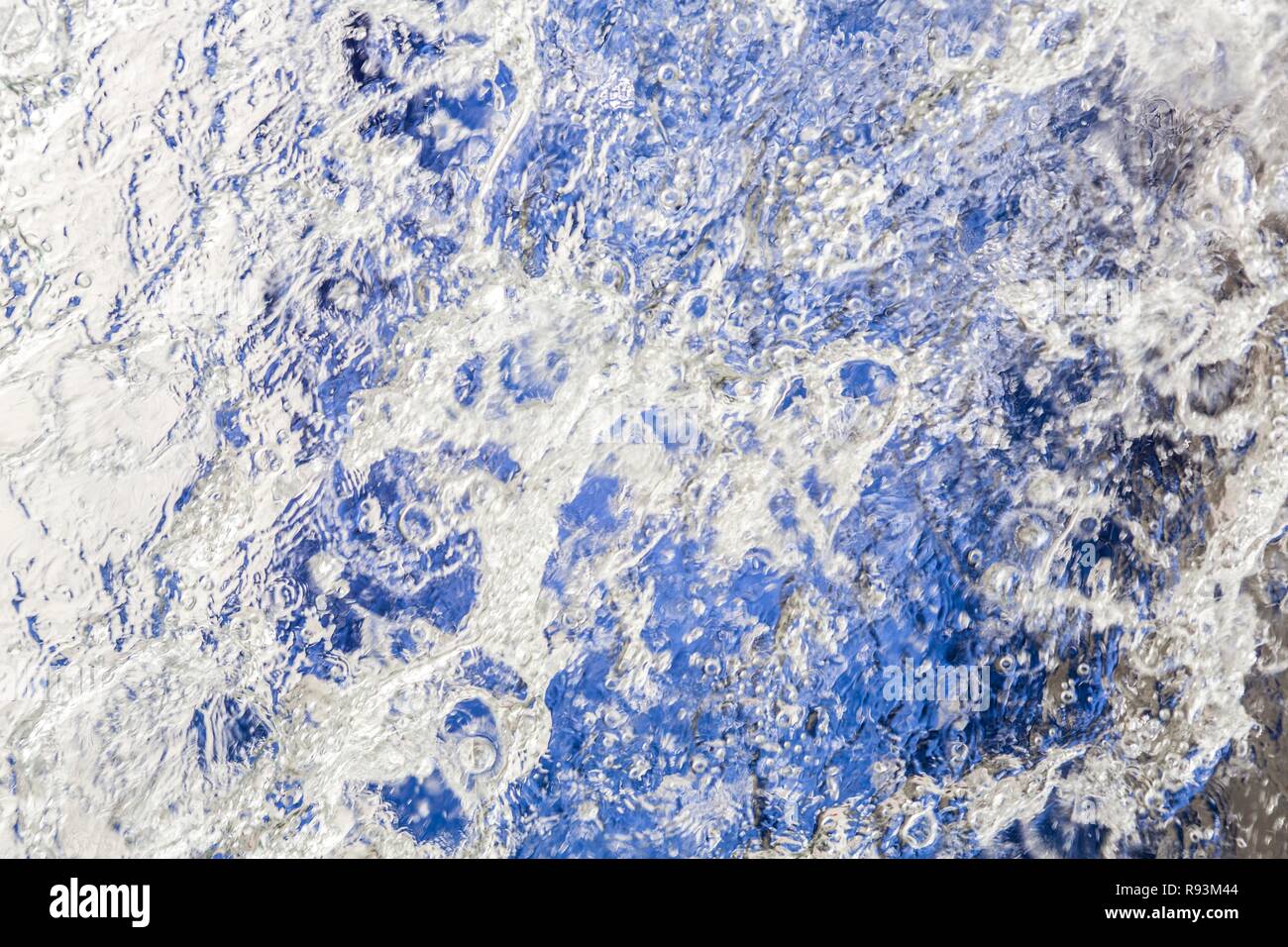 Water running down glass sheet hi-res stock photography and images - Alamy