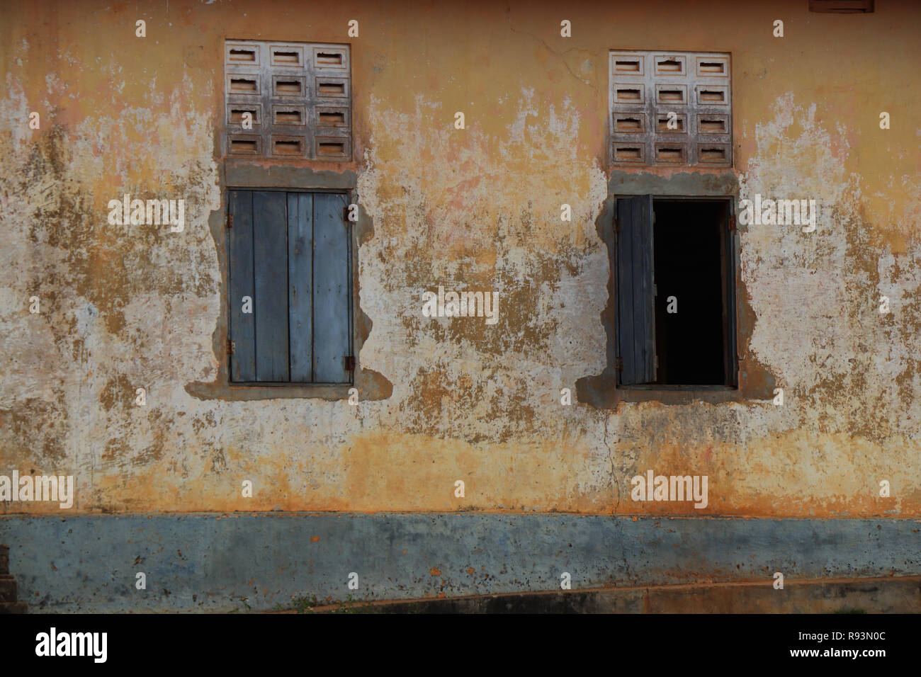 old vintage retro weathered wooden window Stock Photo - Alamy