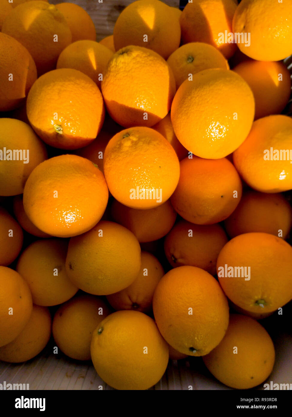 Close up picture of a bunch of oranges in the market Stock Photo - Alamy
