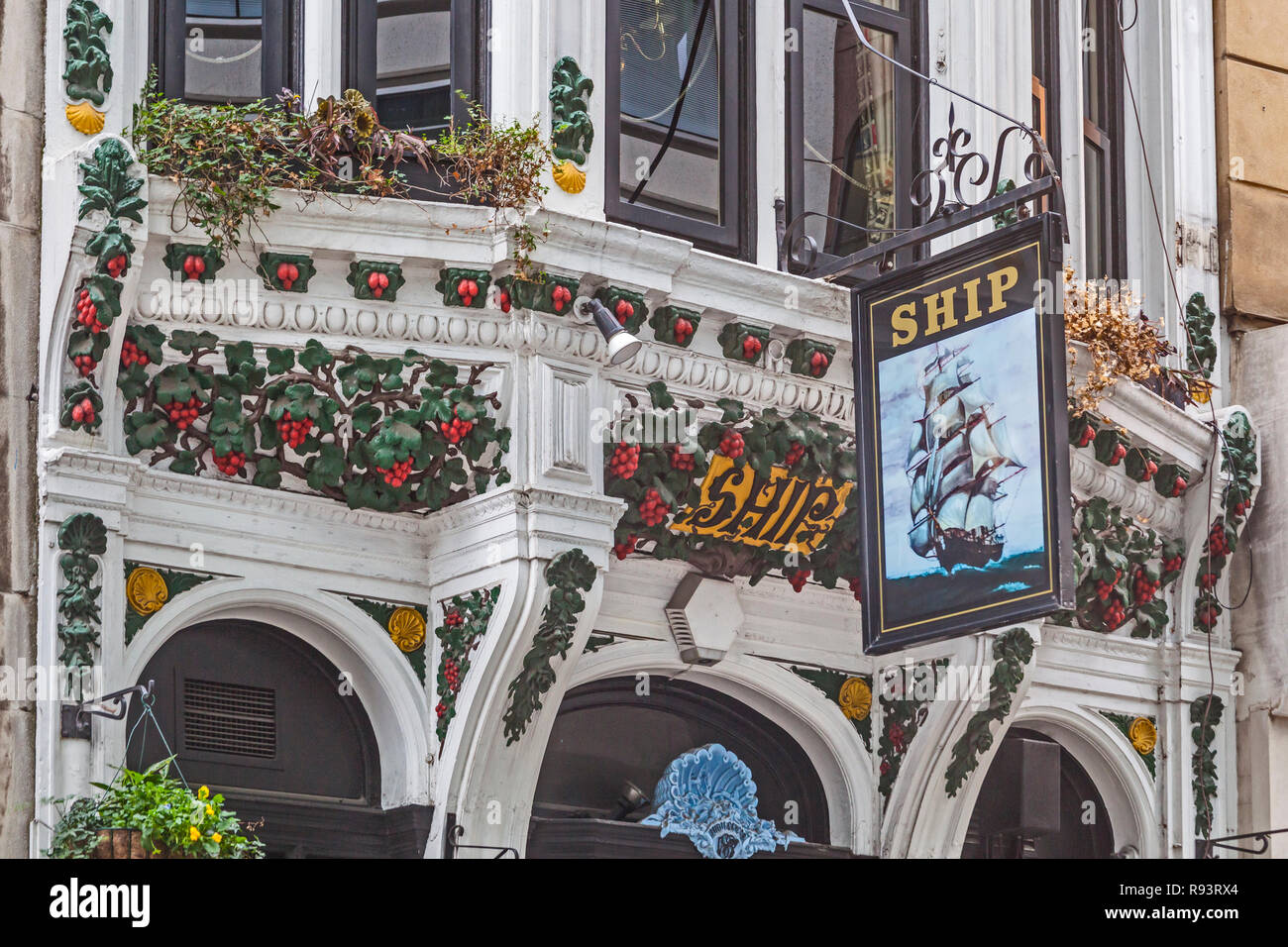 City of London. The ornate frontage of the historic Ship Inn in Hart ...