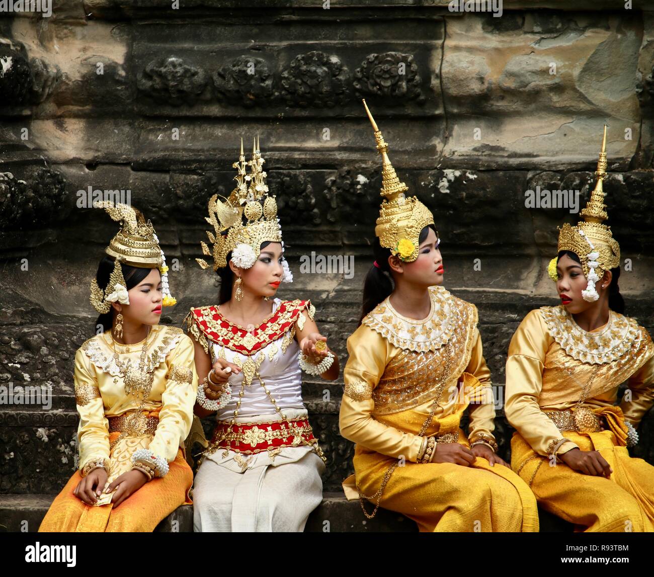 Children with traditional costumes asia hi-res stock photography and ...