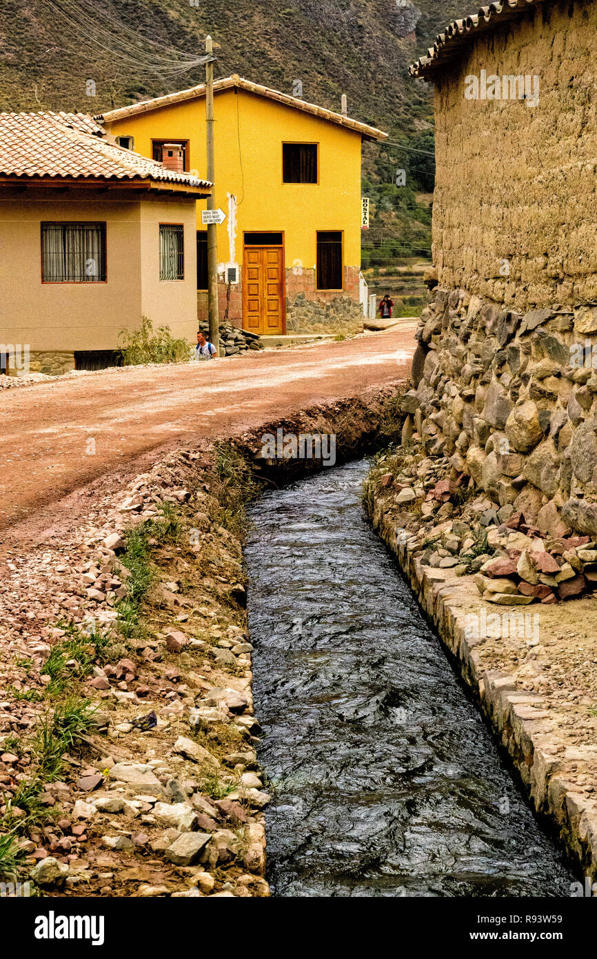 Inca domestic water supply in the old city of Ollantaytambo Stock Photo ...