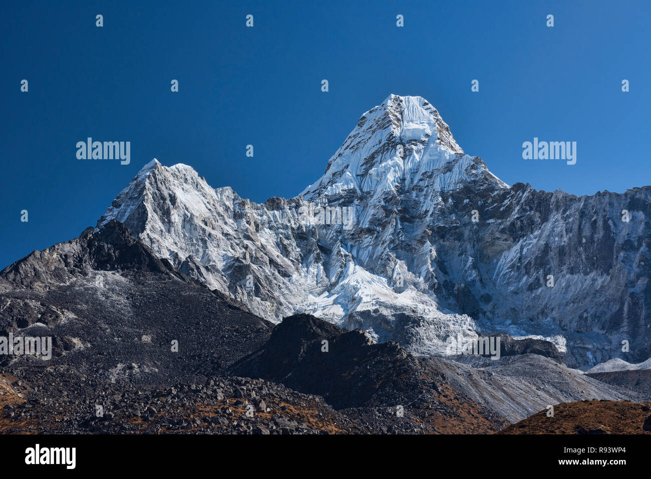 Ama Dablam rises above the Khumbu Valley, Everest region, Nepal Stock ...
