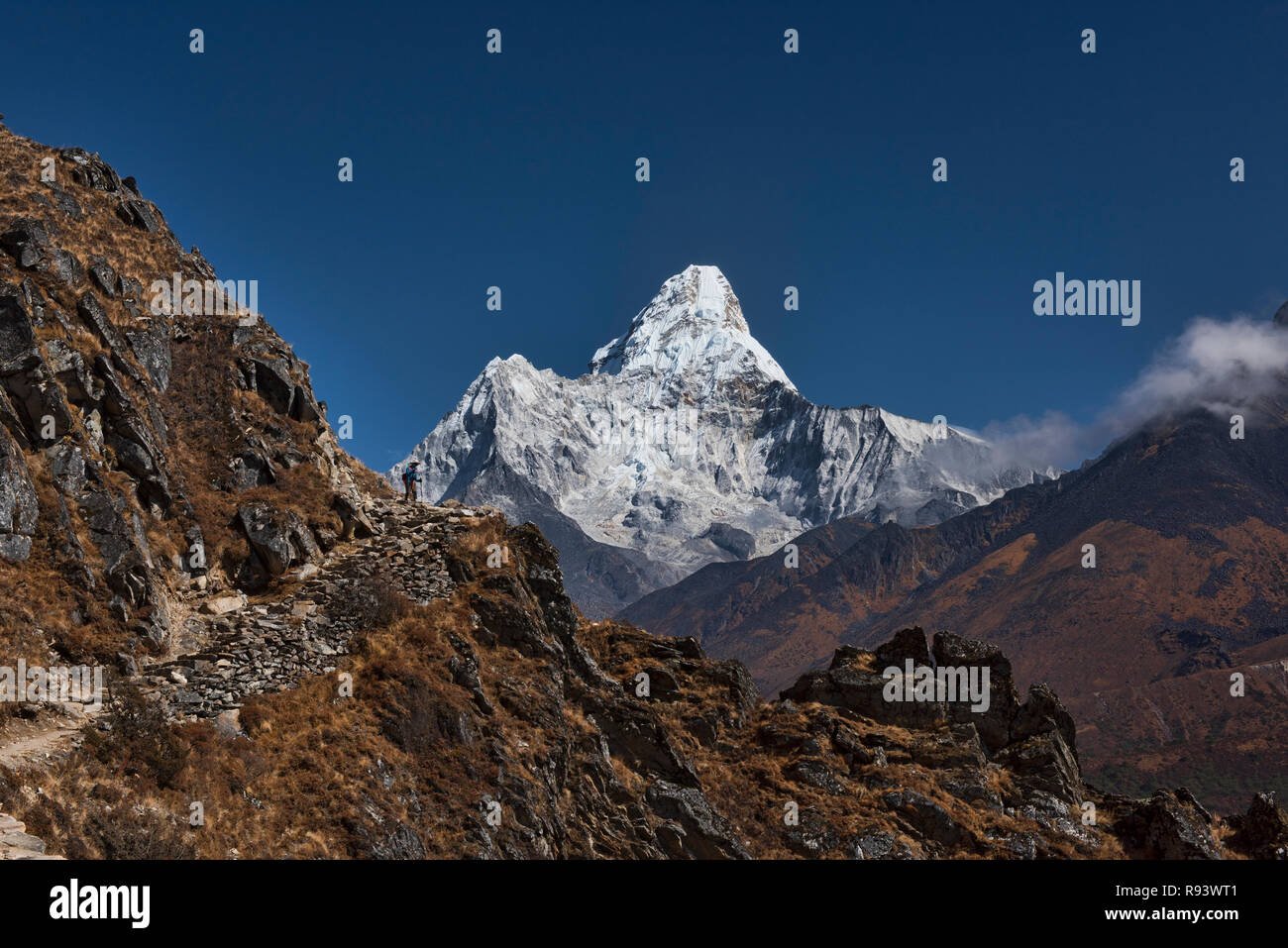Ama Dablam rises above the Khumbu Valley, Everest region, Nepal Stock ...