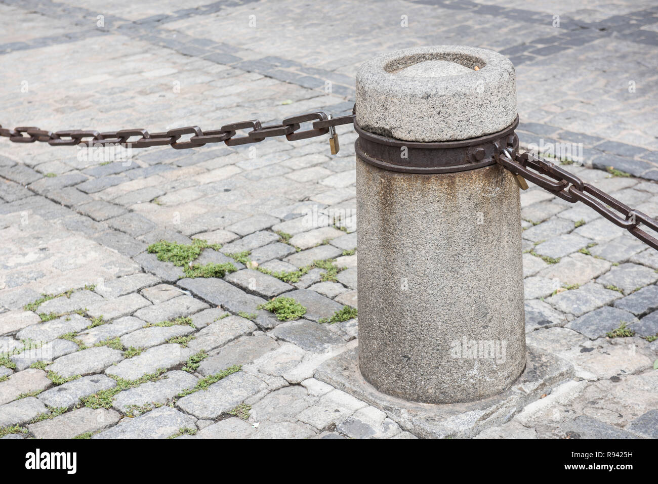 Chains Attached To Pillar Stock Photo - Alamy
