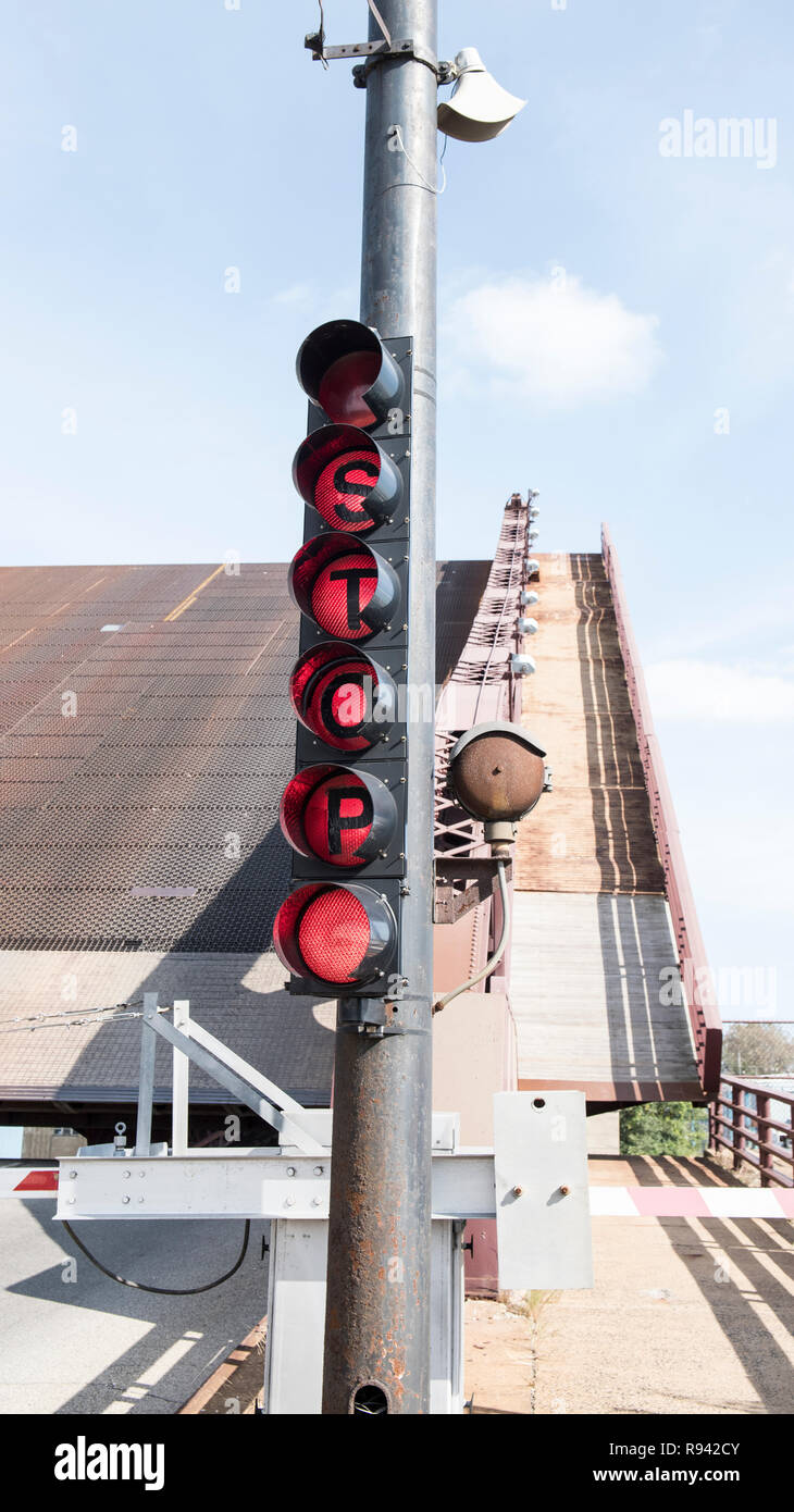 Wait walk signal sign hi-res stock photography and images - Alamy