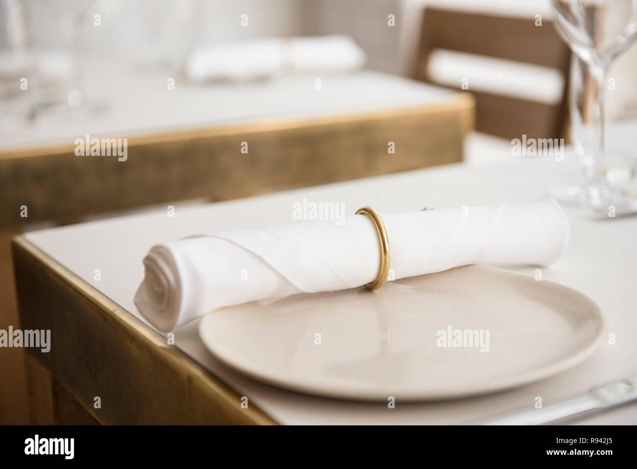 Empty dining hi-res stock photography and images - Alamy