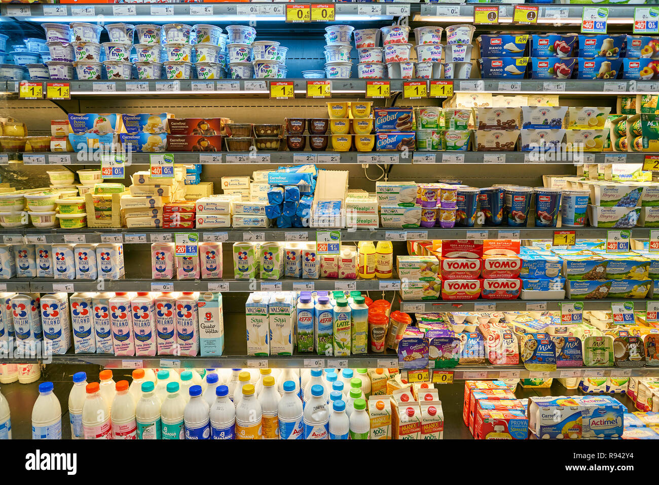 Carrefour express convenience store grocery supermarket food hi-res ...