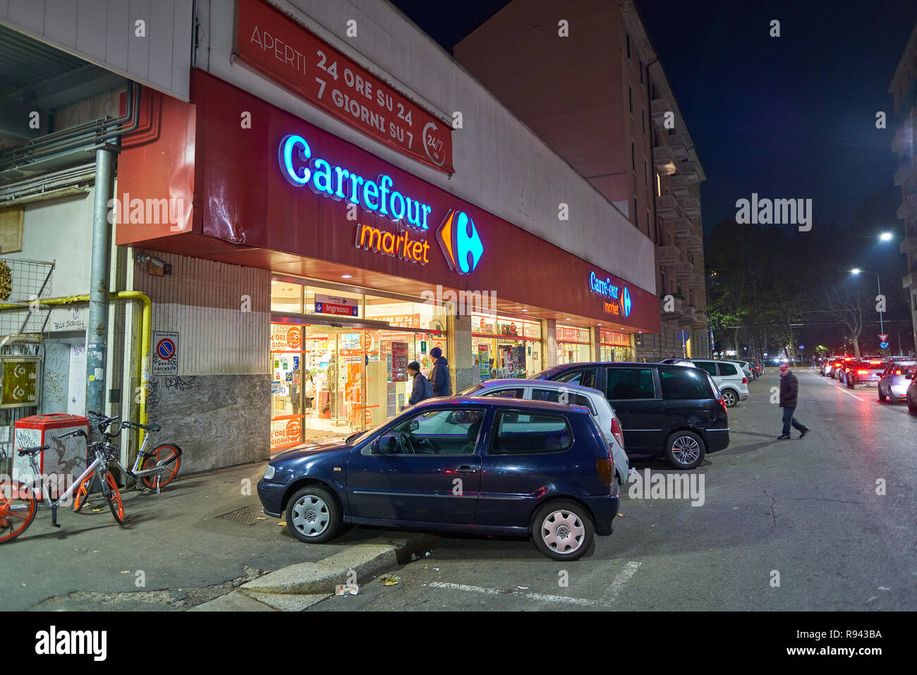 Carrefour italy hi-res stock photography and images - Alamy