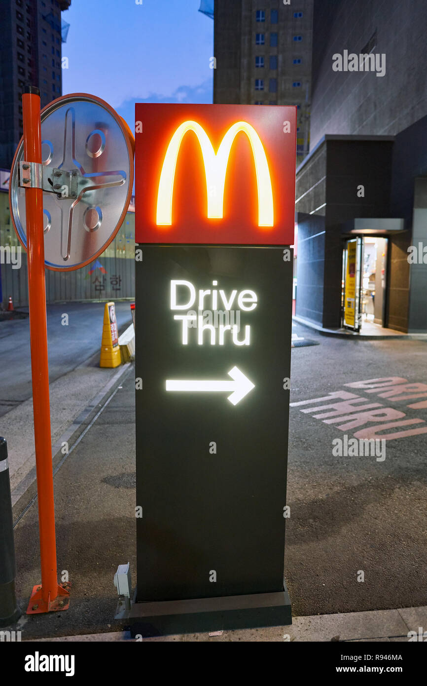 Mcdonalds Drive Through Sign Logo Stock Photos & Mcdonalds Drive ...