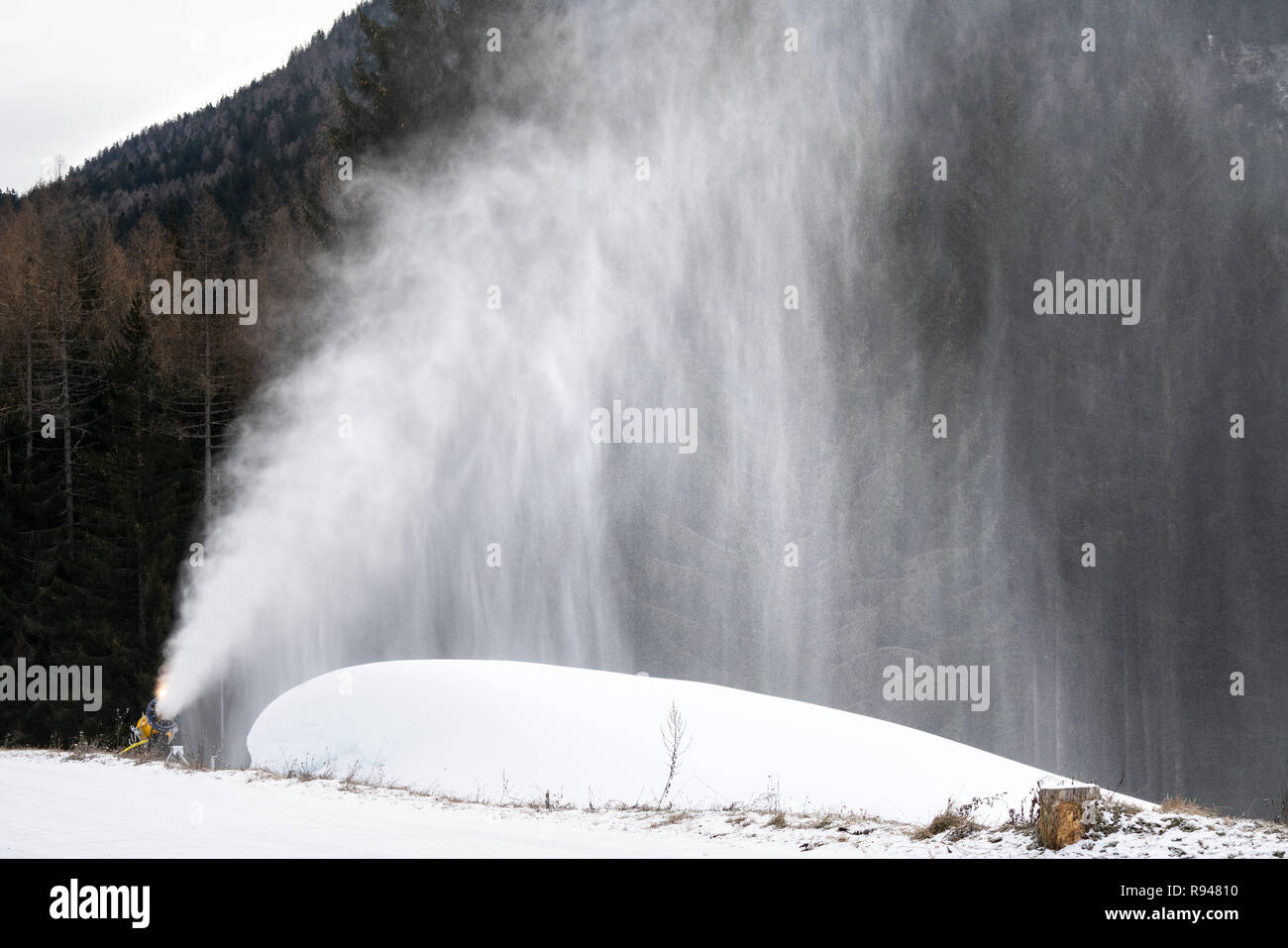 Spray cannon hi-res stock photography and images - Alamy