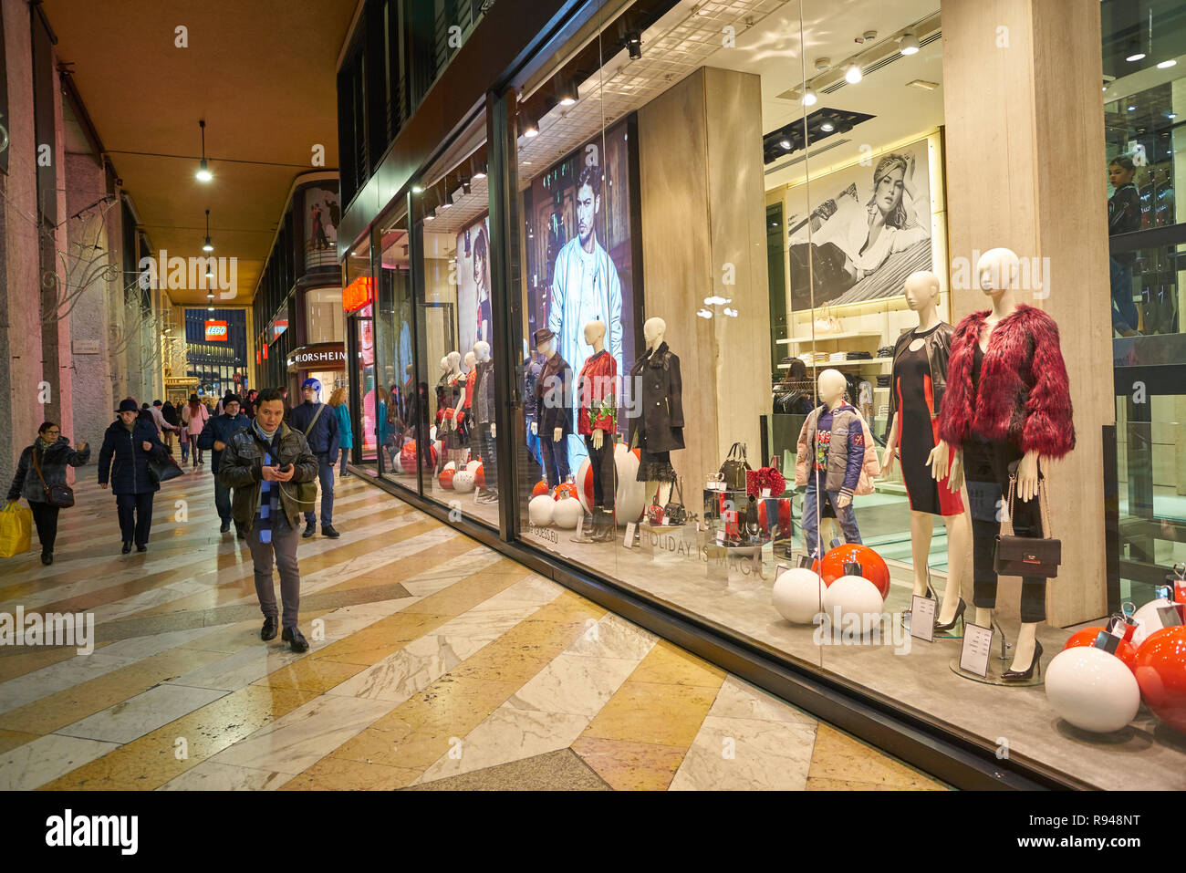 Guess store outlet hi-res stock photography and images - Alamy