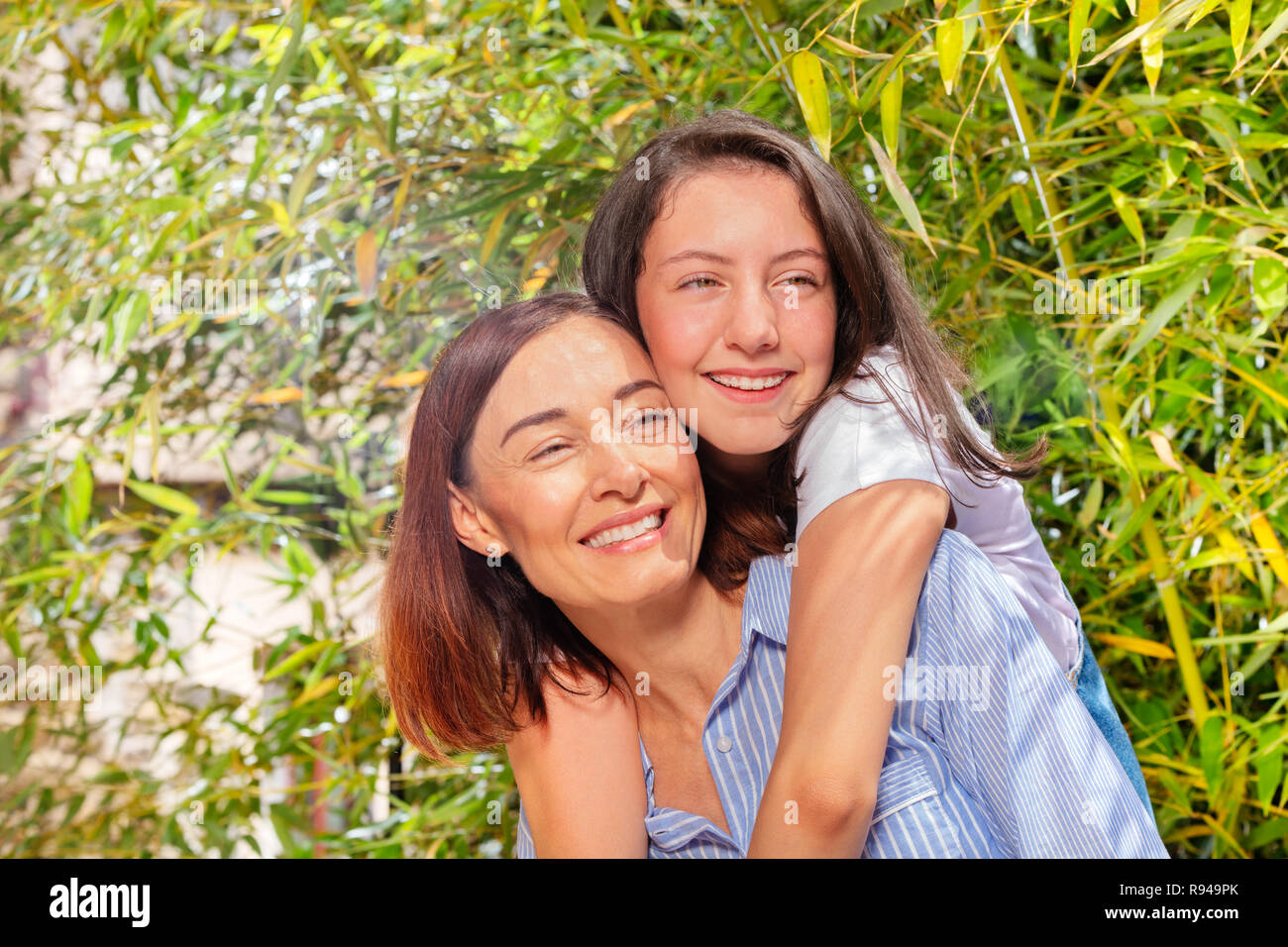 Teenage daughter and mother back hi-res stock photography and images ...